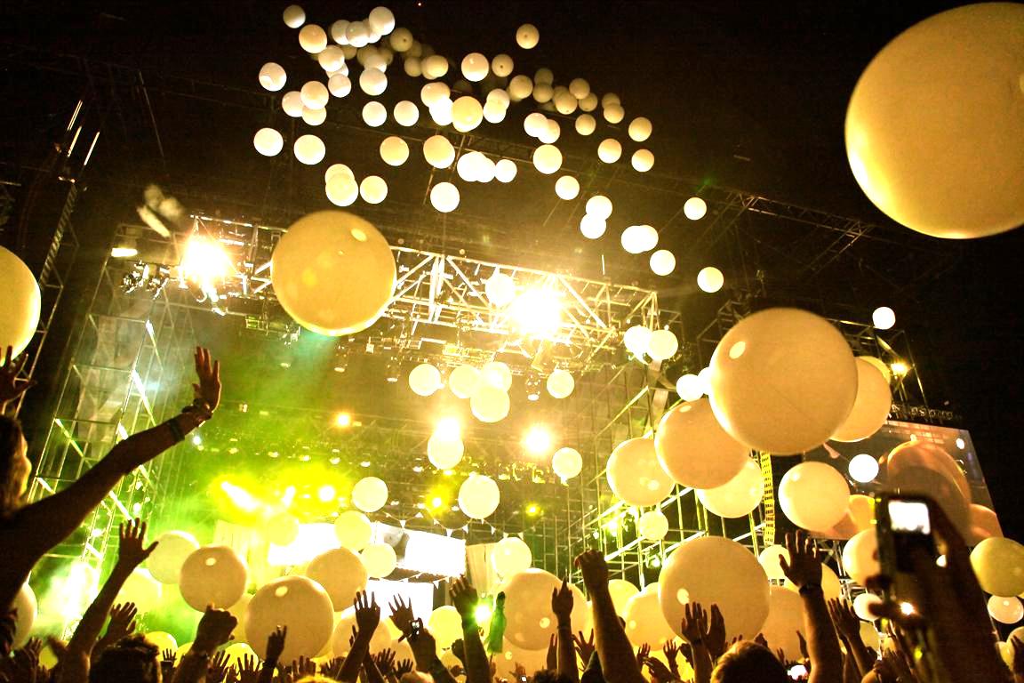 Throwback: When Arcade Fire Stunned The Crowd With Massive Balls That ...